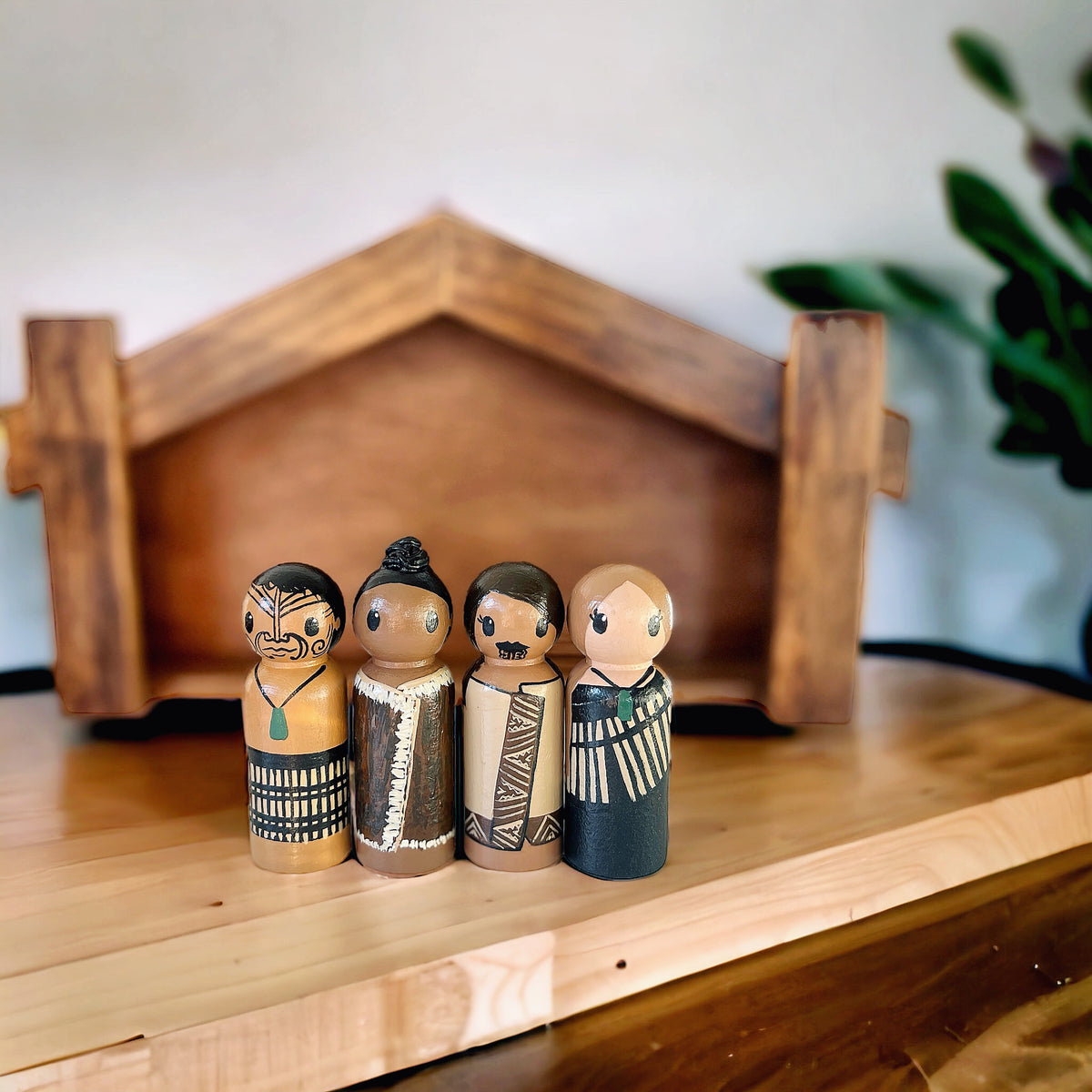 Wharenui with Māori whānau pegs – Weewoodenwondersnz